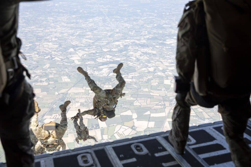 US Special Forces conduct military free-fall airborne operations in ...