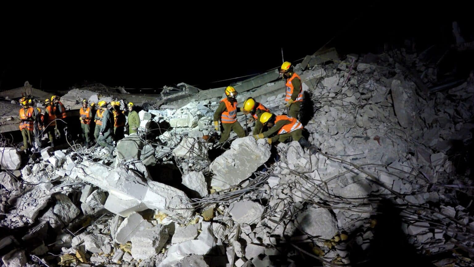 The Mysterious Luminosity of Earthquake Lights – SOFX