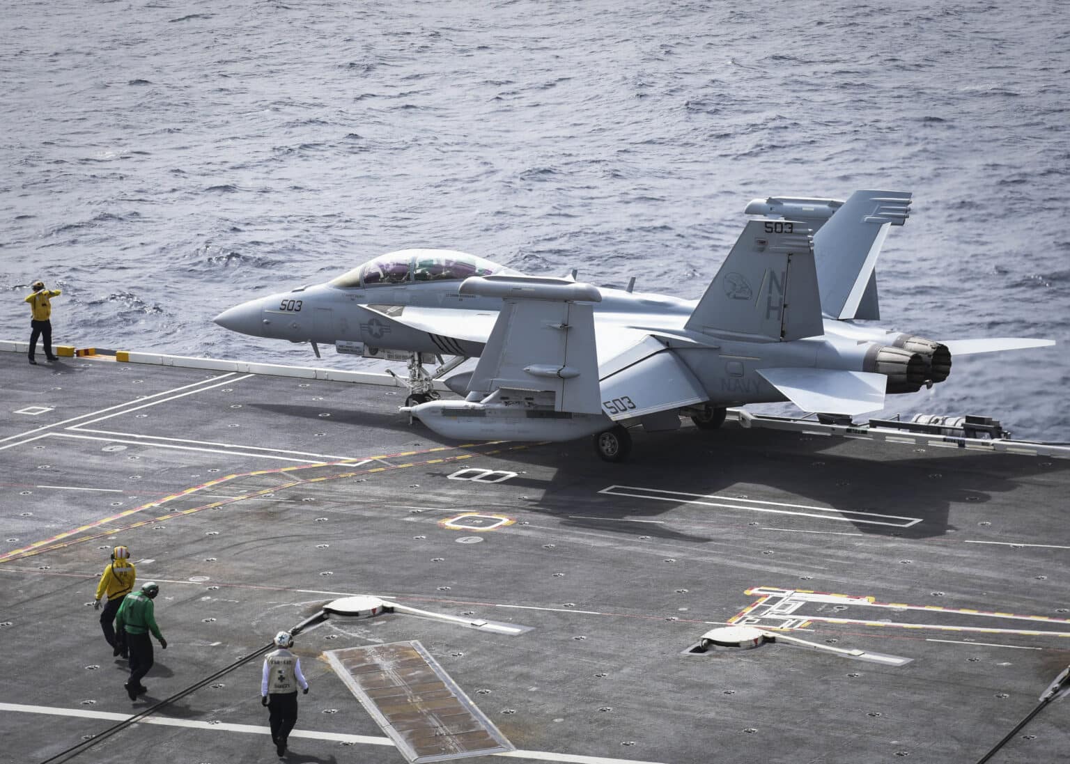 US Navy EA-18G Growler Crashes into San Diego Bay, Pilots Rescued – SOFX