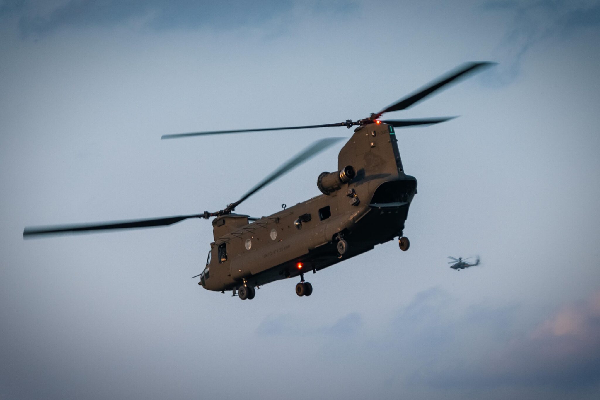 U.S. Army CH-47F Chinook Completes First Fully Autonomous Approach and ...