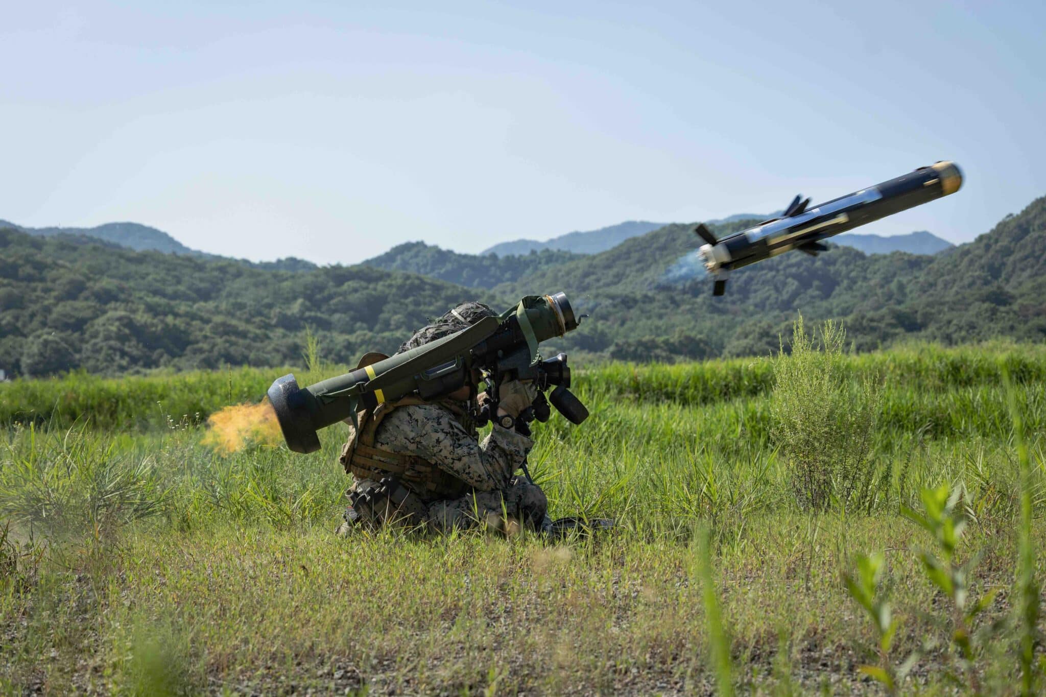 Army Receives First Next-Gen Javelin Launchers From Raytheon, Lockheed ...
